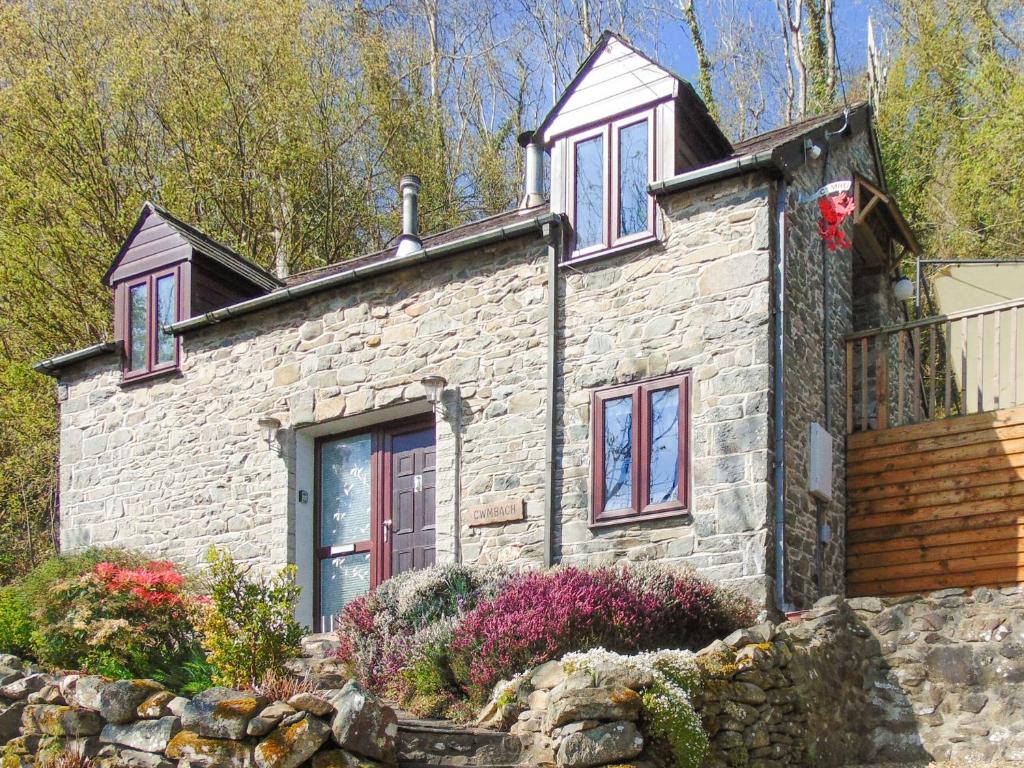 Cwm Bach, Llandyssiliogogo (updated prices 2025)