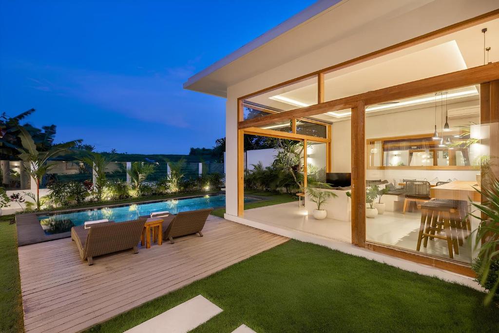 Modern Tropical Villa with rice field view, Canggu (aktualne ceny na rok 2025)