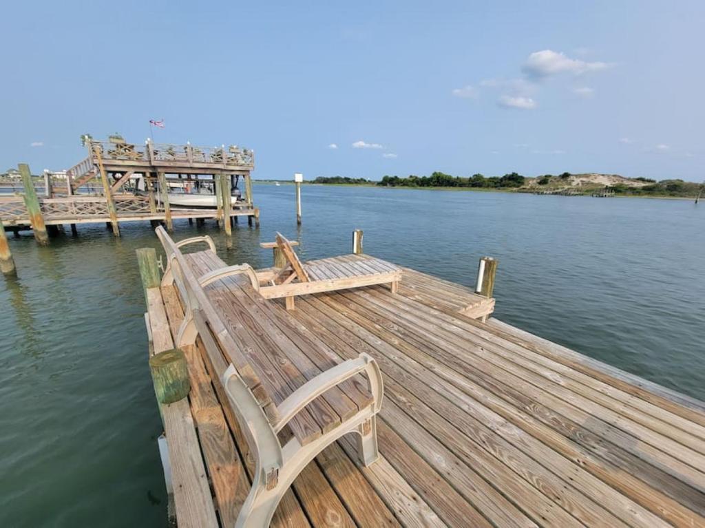 Waterfront, dock, Hot tub, kayaks, King Bedroom with amazing views ...