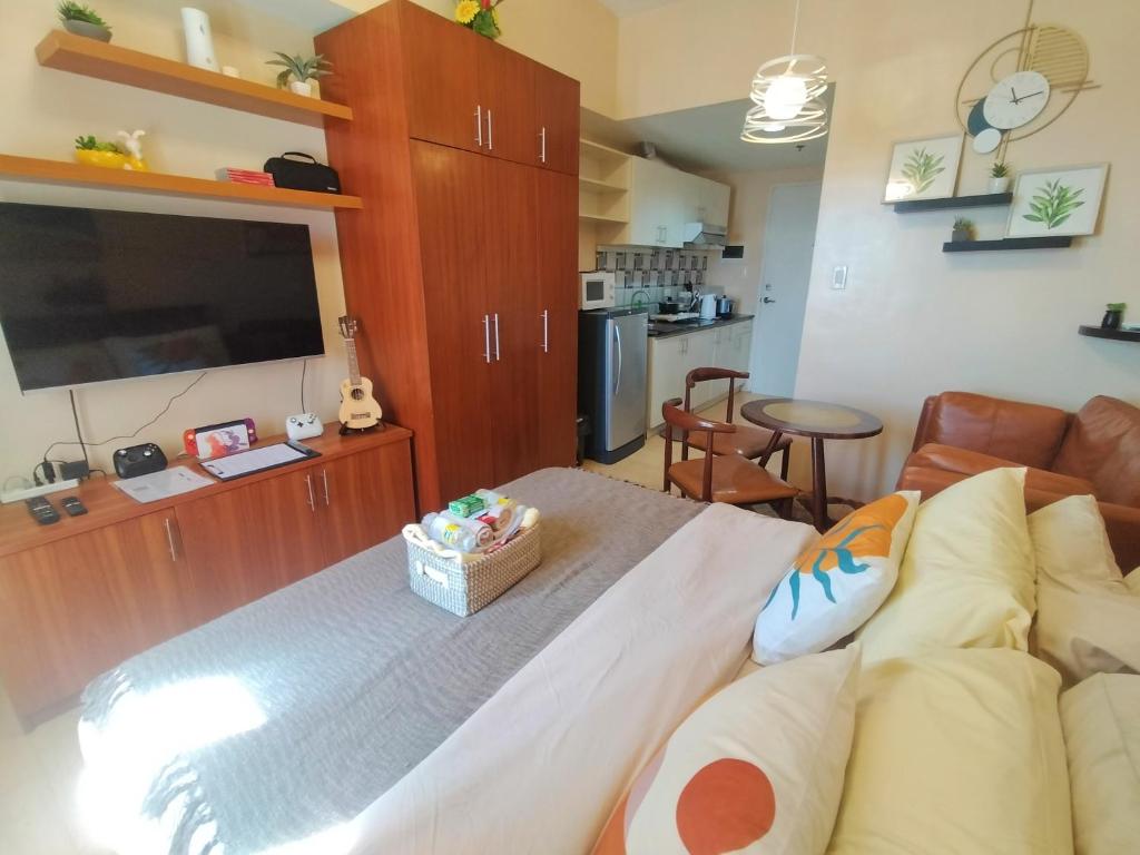 Studio-type Condo in Cebu City with Wi-Fi, Netflix, Pool and Gym, Cebu ...