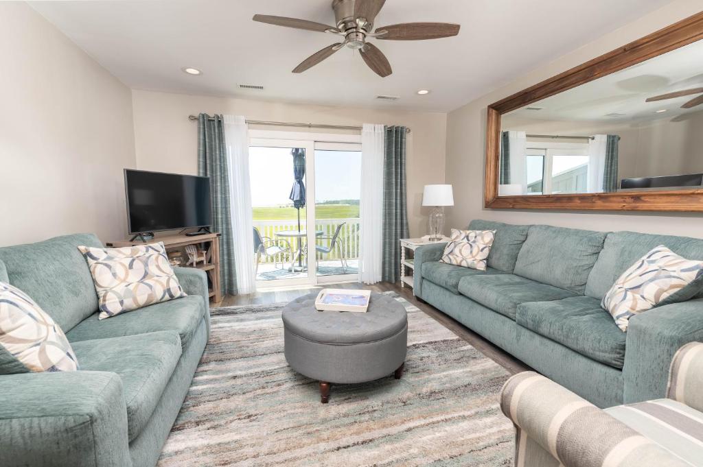 Newly Listed Immaculate Condo - Distant Ocean Views - Pool and Beach ...