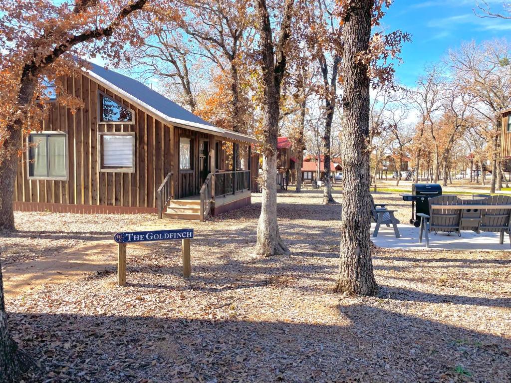 The Goldfinch Cabin 15 MIN to Magnolia Baylor, Elm Mott (updated prices ...