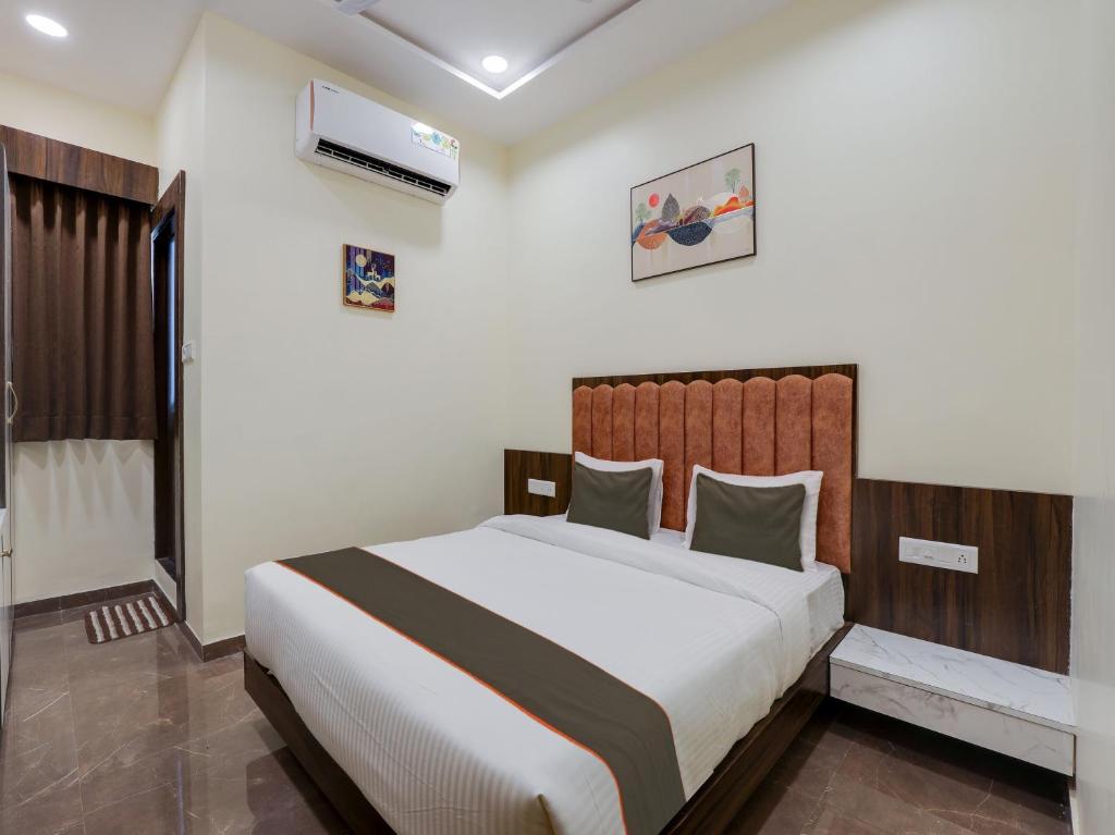 Super OYO Collection O Hotel Rooms, Vadodara, India - Booking.com