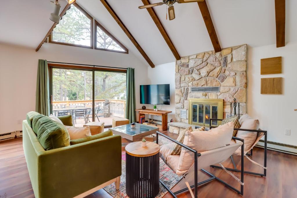 Pennsylvania Escape with Hot Tub, Deck, and Fire Pit!, Lake Harmony ...