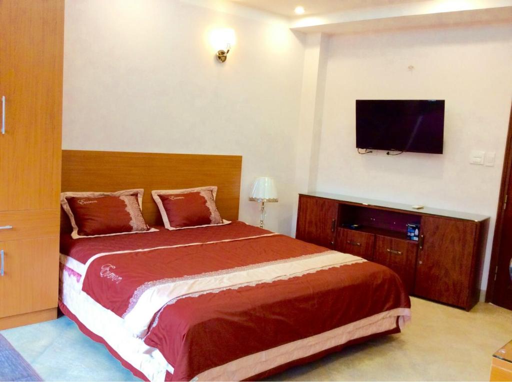 Studio Apartment filled with nature light near the Hanoi Opera House ...
