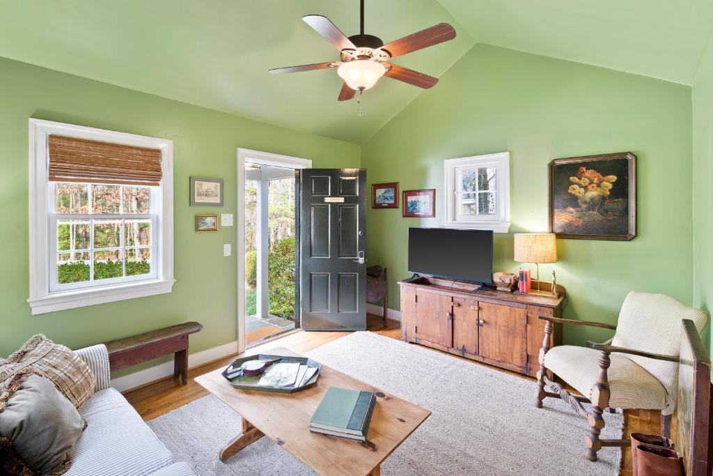 Devon Cottage at Ivy Cottages, Crozet (updated prices 2025)