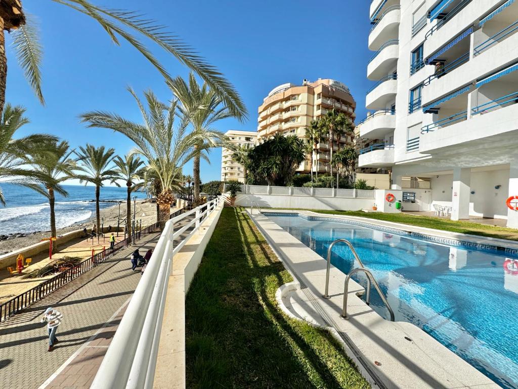 Seaside Oasis with Mountain Views - EaW Homes, Marbella (updated prices ...