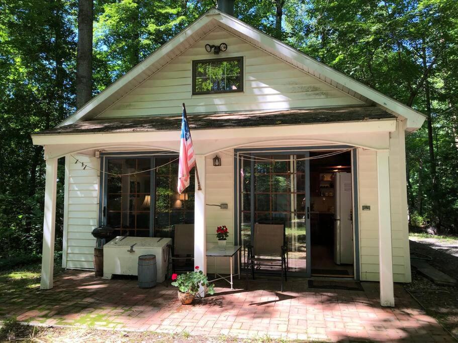 Quiet cottage on wooded property, Lusby (updated prices 2025)