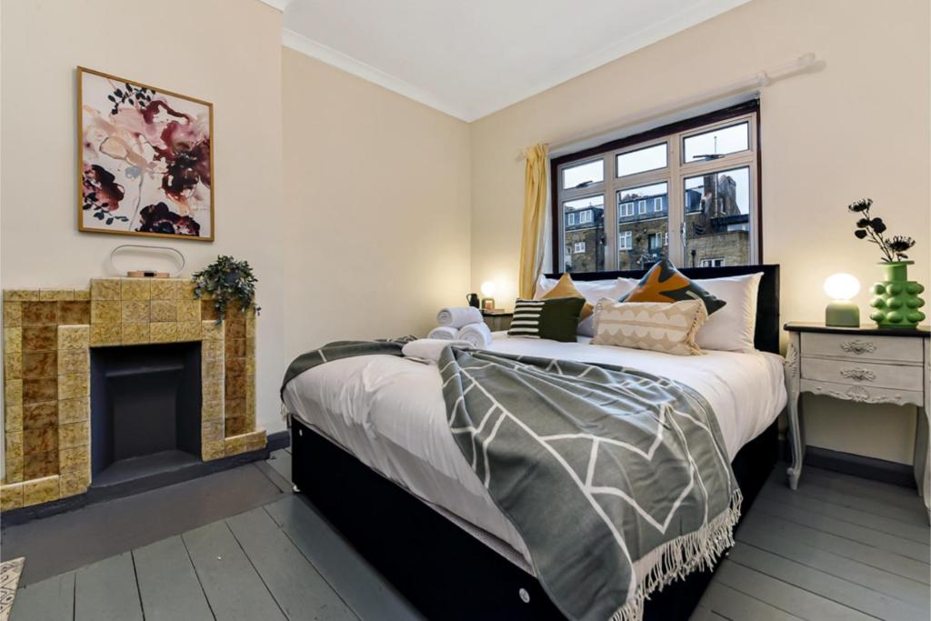 Charming Family Abode: Beautiful Home with Outdoor Space, London ...