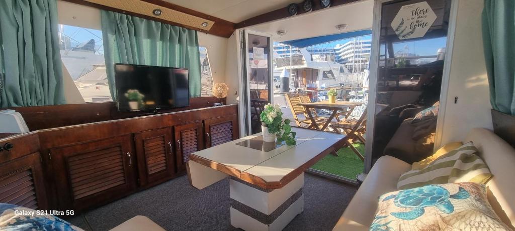 Beautiful and comfy boat in Barcelona with boat tour option, Barcelona ...