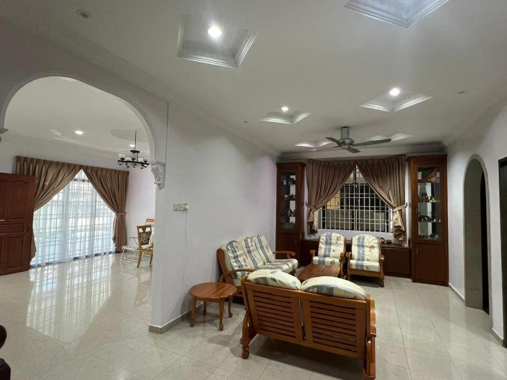 Muar 6 Bedrooms Semi-D With Security Guard Homestay 15-20pax, Muar ...