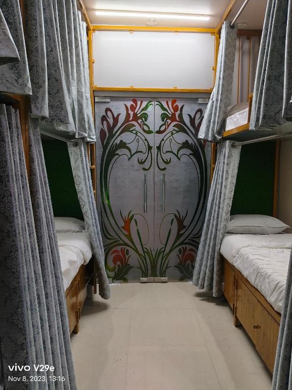 Shree Madhvam AC Dormitory, Varanasi (updated prices 2024)