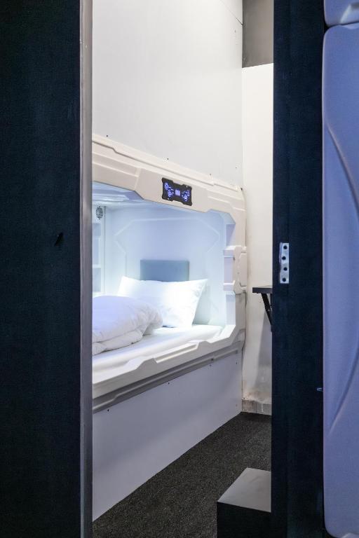 NAPTAPGO, EC Metro - Luxury Japanese POD Room - Lounge, Wi-Fi, Noida ...