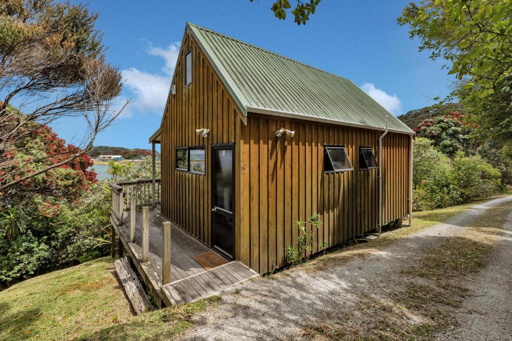 Macrocarpa Cottage - Cable Bay Holiday Home, Cable Bay (updated prices 2025)