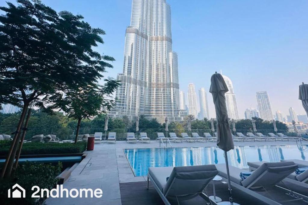 Full Burj Khalifa View from the pool & Easy Walk to Dubai Mall & Opera ...