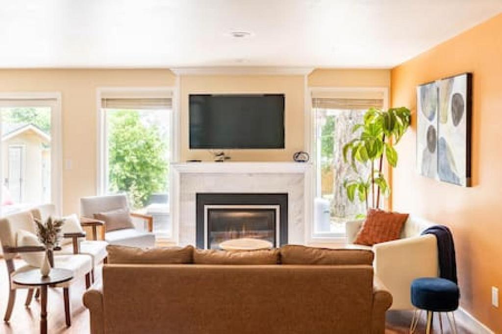 A Calm Retreat with Hot Tub Chefs Kitchen and Golf Course, Redmond ...