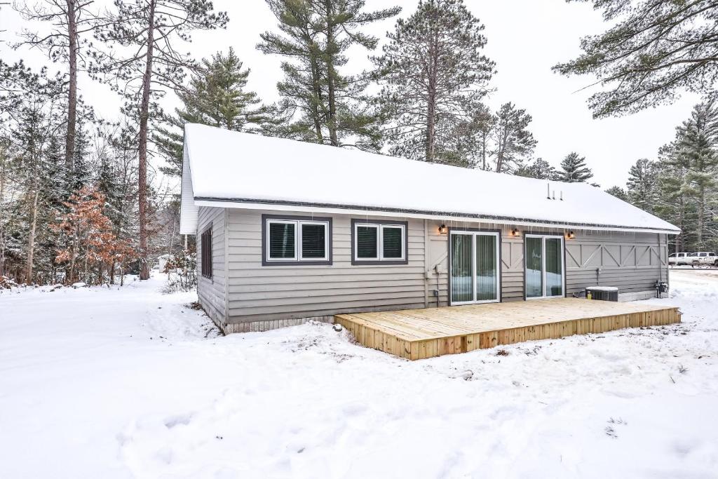 The Dog & Pup House, Manitowish Waters (updated prices 2025)