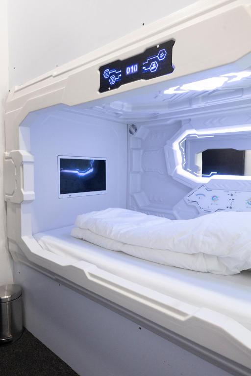 POD Room, Japanese Hotel! 1m Metro, Lounge, Wi-Fi, Noida (updated ...