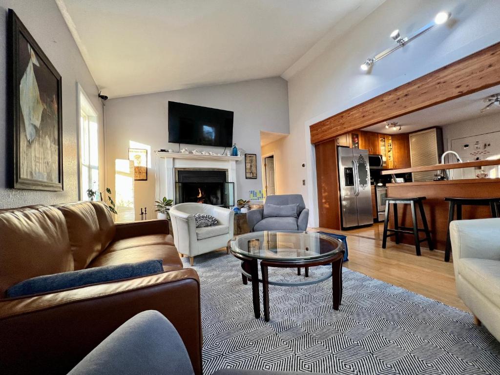 The Shoreline Legacy House with Fireplace, Kodiak (updated prices 2024)