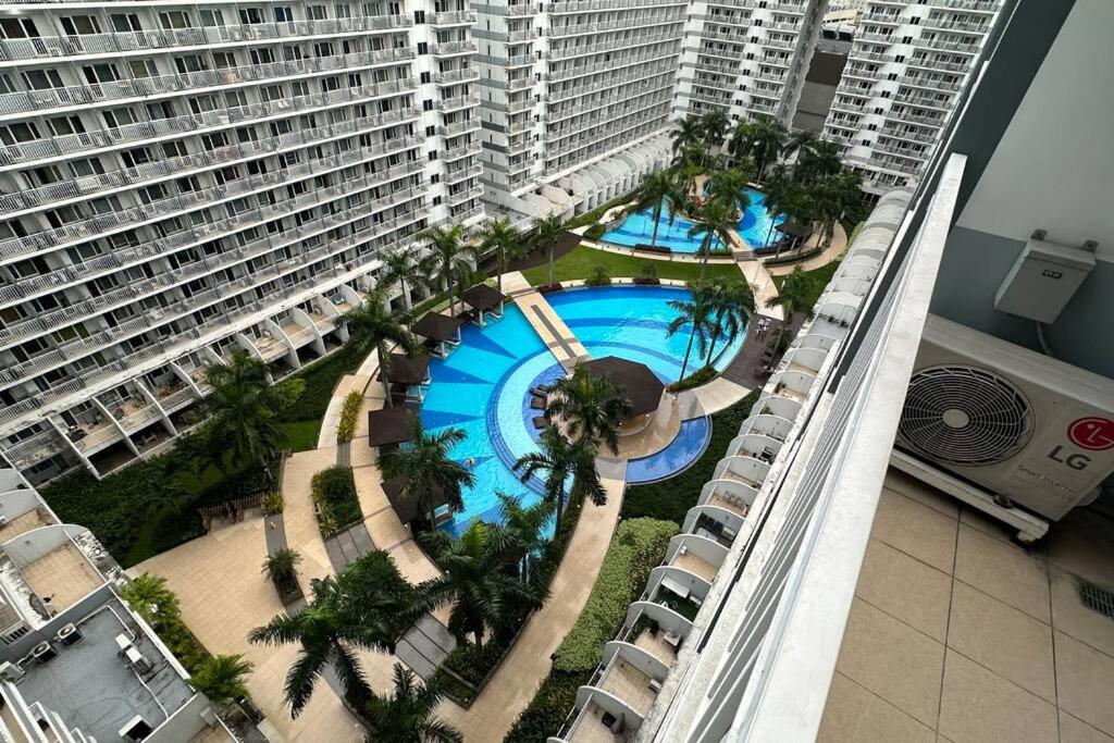 Tropical Balcony Pool View, 14th floor, MOA, Netflix, Airport at Shell ...
