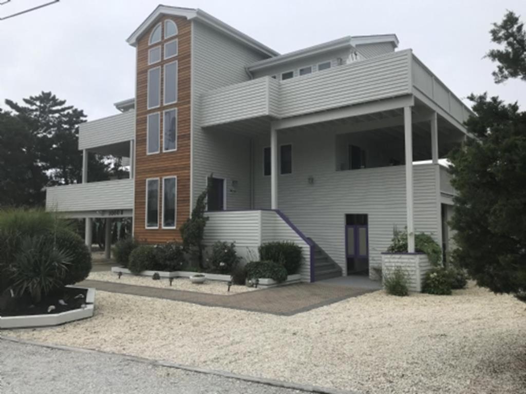 Very Nice Well-Maintained Reversed Living Home In North Beach,, North ...