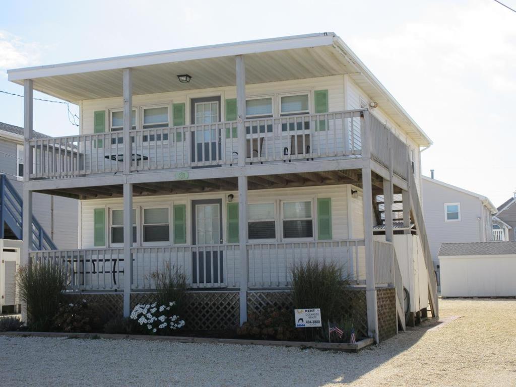 Recently Updated Second Floor Duplex Located On The Ocean Block In Surf ... Recently Updated Second Floor Duplex Located On The Ocean Block In Surf ...