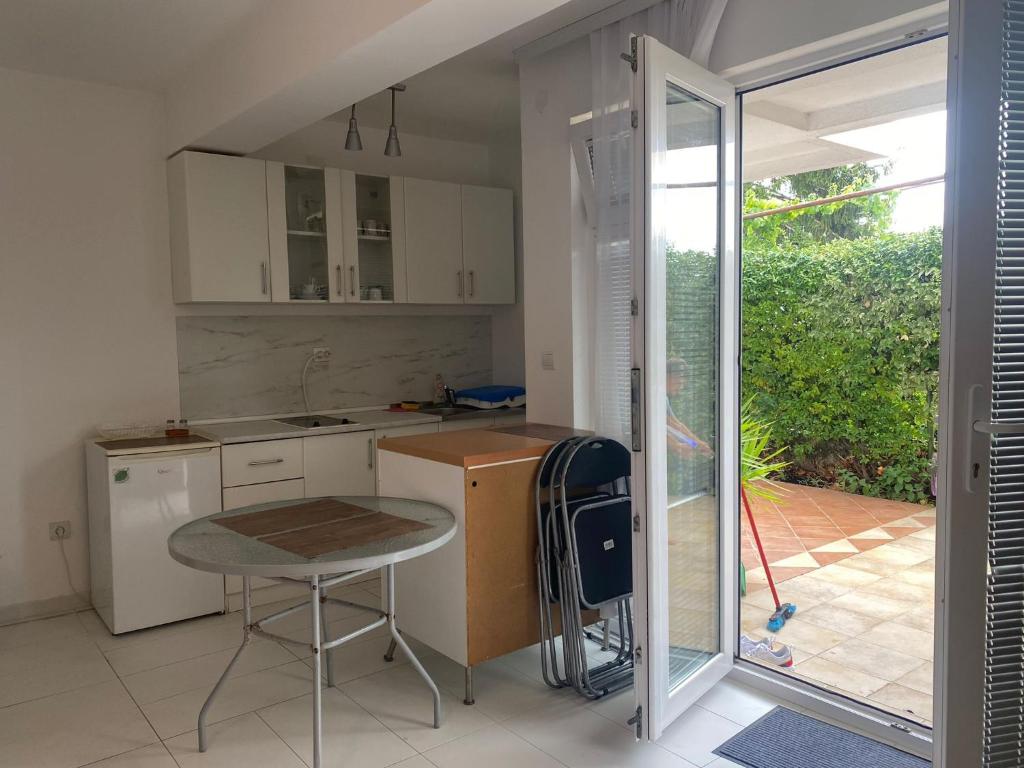 Lovely apartment with garden view on Bijela Bay, Bijela (updated prices ...