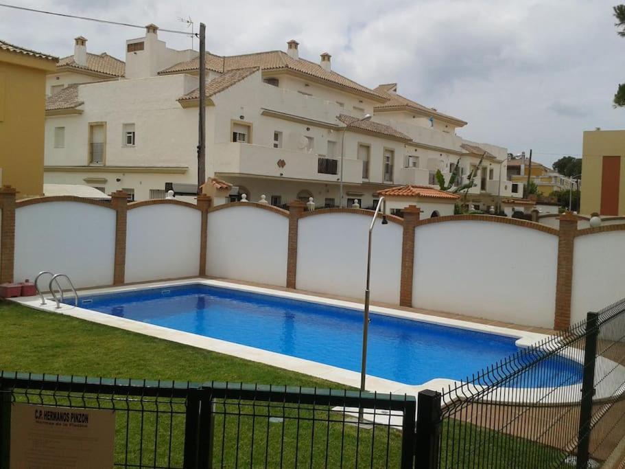 Piscina y garaje a 300 m de playa, Rota (updated prices 2025)
