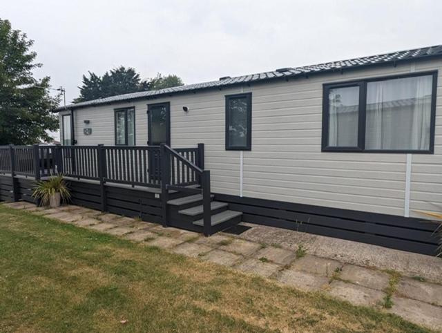 BEAUTIFUL LODGE on SHOREFIELD Country Park on edge of New Forest ...