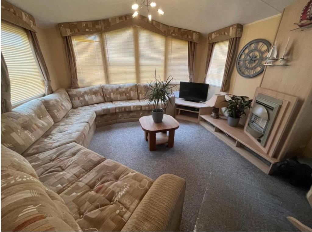 Spacious & welcoming 6th Berth Caravan California Cliffs Holiday Park ...