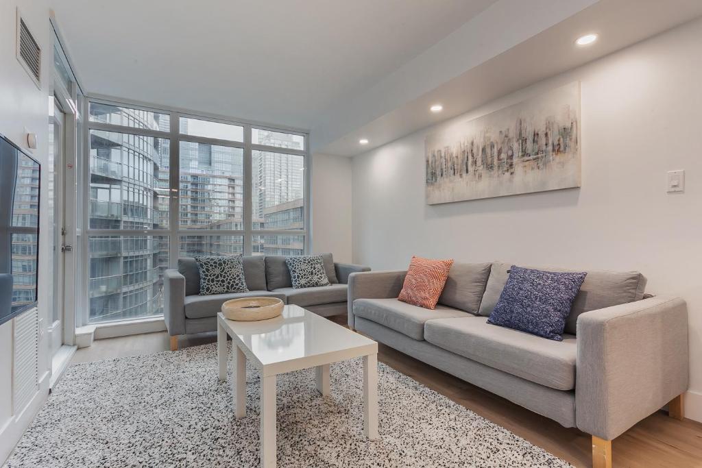 Cozy 2BR Close to CN Tower & Harbourfront, Toronto (updated prices 2025)