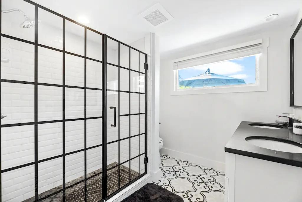 Poolside Chic by the Sea - Ocean Bay Park, NY, Ocean Beach (precios ...