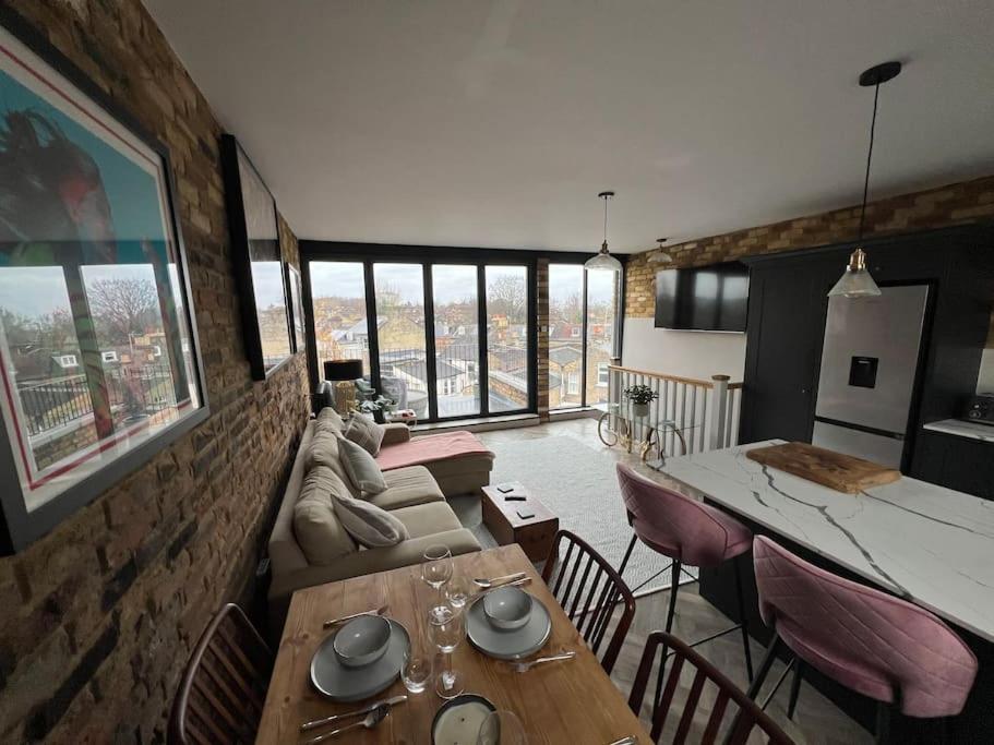 Stylish 2 bed Flat with Balcony Great views NrTube, Londres (tarifs ...