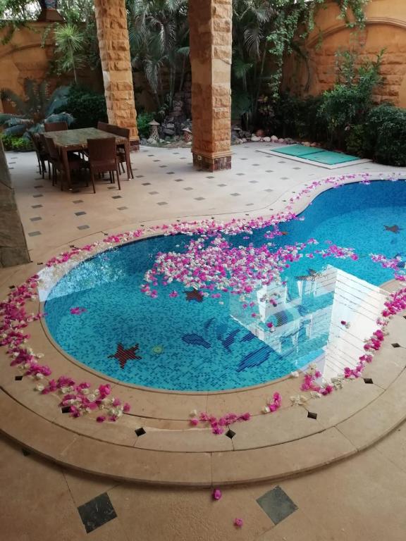 Cheerful standalone villa with pool and waterfall, El Cairo (precios ...