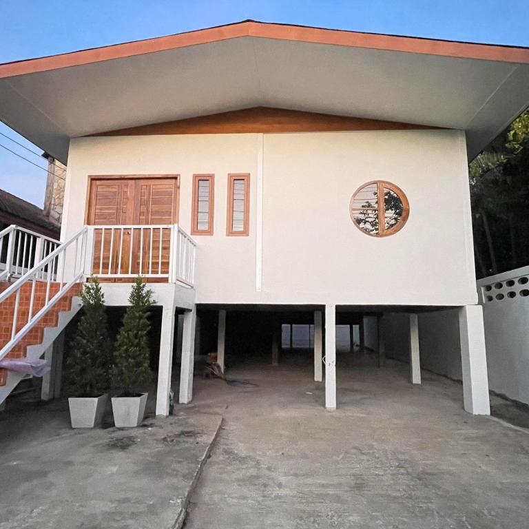 Pharungruang House Thatphanom Nakonphanom พารุ่งเรืองเฮ้าส์, That ...