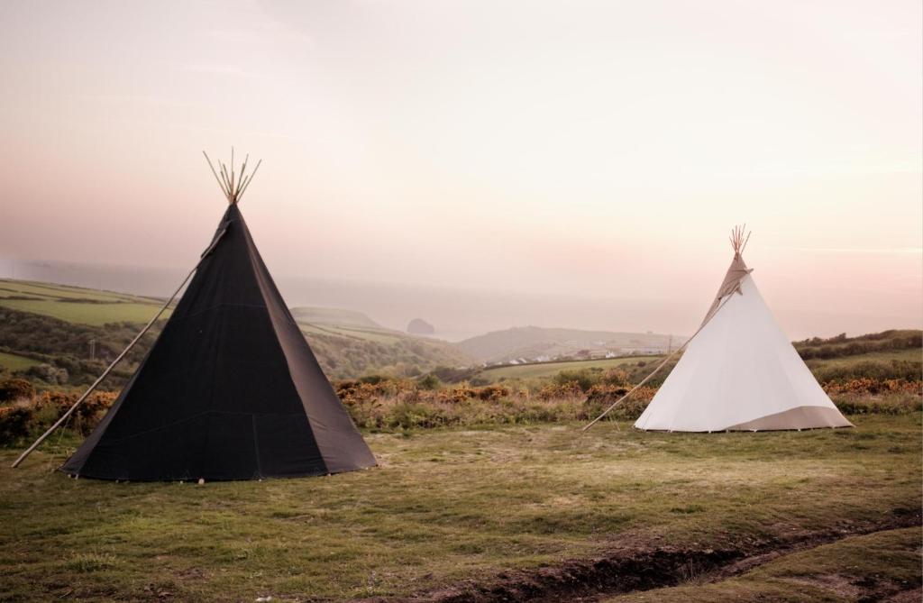 Black Shanti Tipi 2 with Ocean View, Treknow (updated prices 2025)