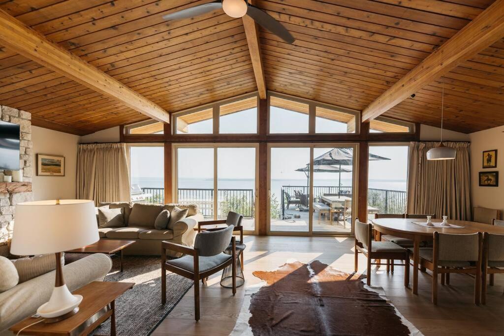 Newly reno Classic Lake Front Cottage with Dock, Sylvan Lake (updated ...