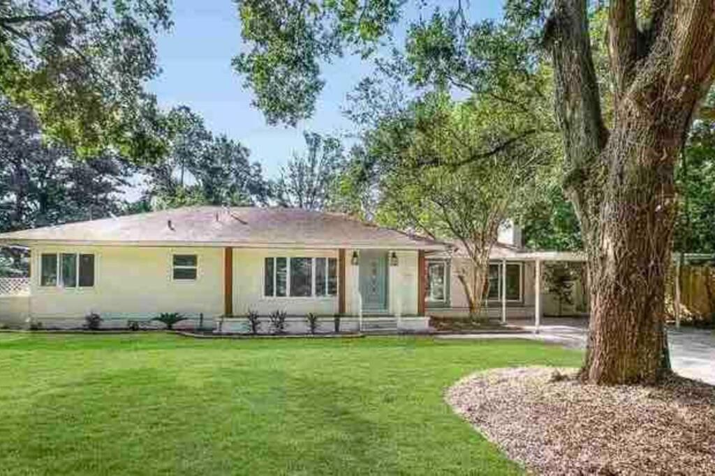 Mid City ranch! Huge backyard/Private pool!, Baton Rouge (aktualisierte Preise für 2025)
