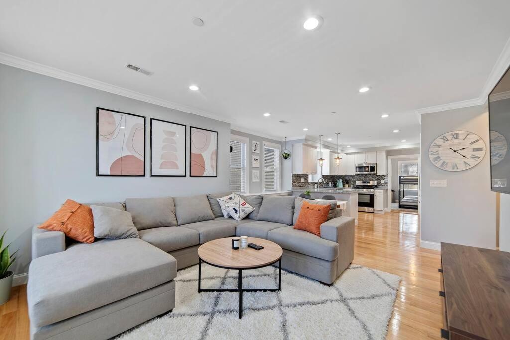 Modern Luxury Steps from Zoo & Golf Course, Boston (updated prices 2025)