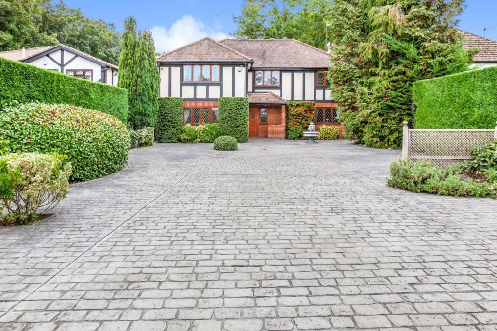 Old Slade Cottage - Train to London 30mins, Heathrow 15mins away,Free ...