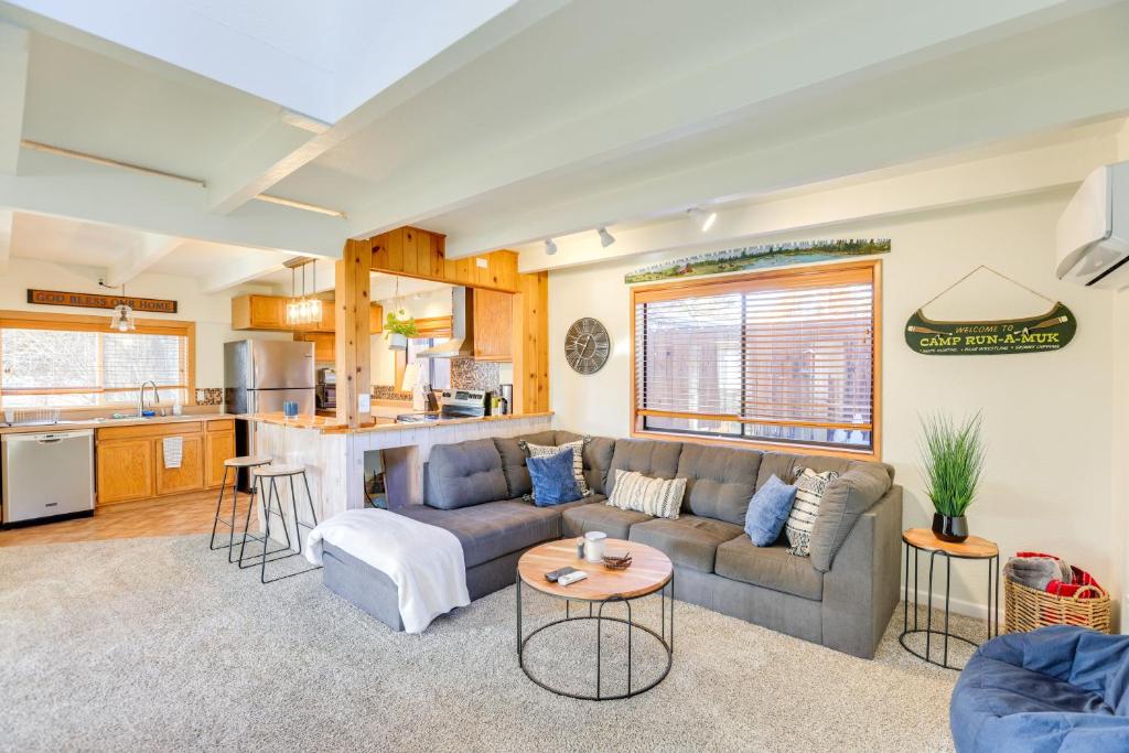 Bend Home with Fire Pit, 4 Mi to High Desert Museum!, Bend की (2026 के ...