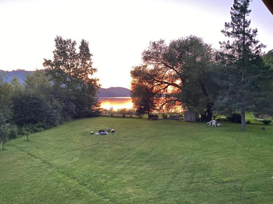 Lake side escape (log home), Notre-Dame-de-la-Salette (updated prices 2025)