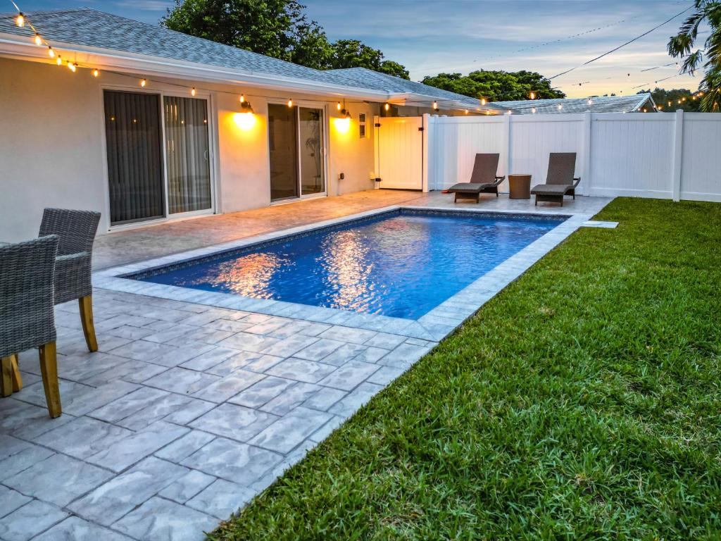 Luxe Heated Pool Villa ~ 5 min to Beach ~ BBQ Grill ~ Family Friendly ...