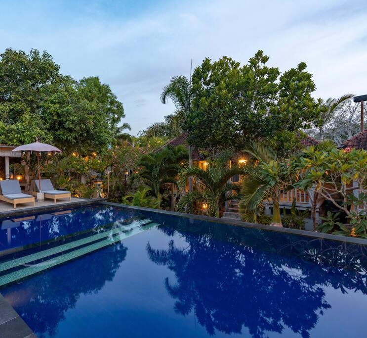 Ocean, sunset and volcano views, an island hideout, Nusa Lembongan ...