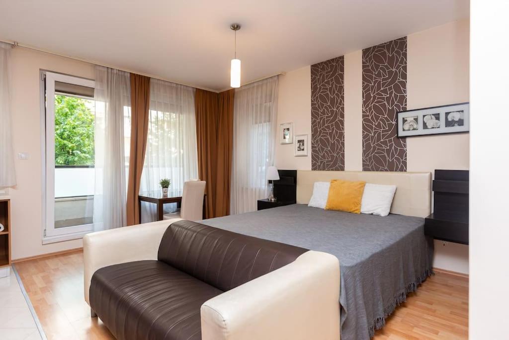 Flat on Corvin promenade with big balcony, Budapest (updated prices 2025)