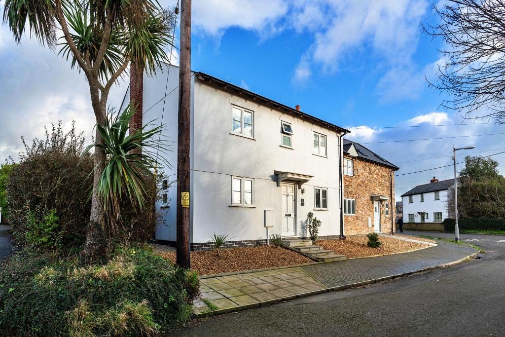 Finest Retreats - Teylu - Family home for 6 Adults and 3 children ...