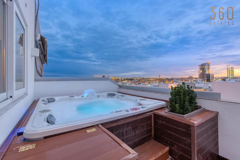 Beautiful 3BR Triplex penthouse with Hot-Tub by 360 Estates, Il-Gżira ...