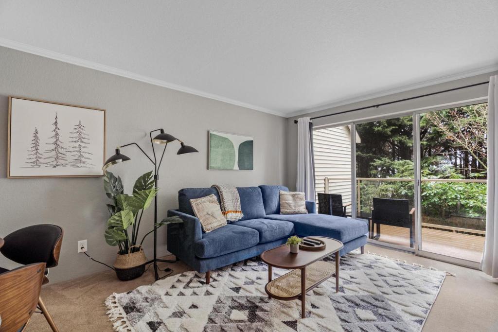 Blueground Bellevue balcony lake views SEA-704, Bellevue (updated ...