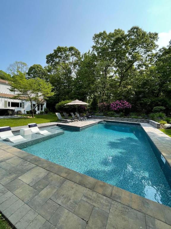 The Lindsay Luxurious Estate: Heated Pool, Hot tub, Huge Yard, Wading ...
