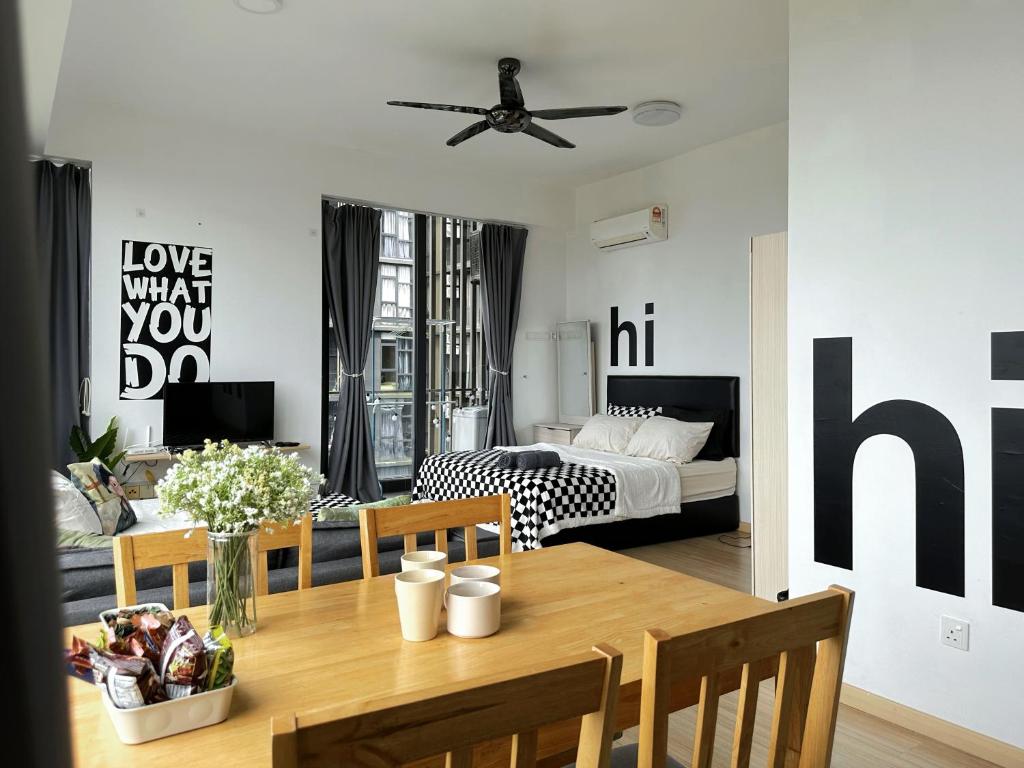 JB Mount Austin Cube 8 Teens Studio 2-5pax w/Netflix 500mbpsWifi, Johor Bahru (updated prices 2025)